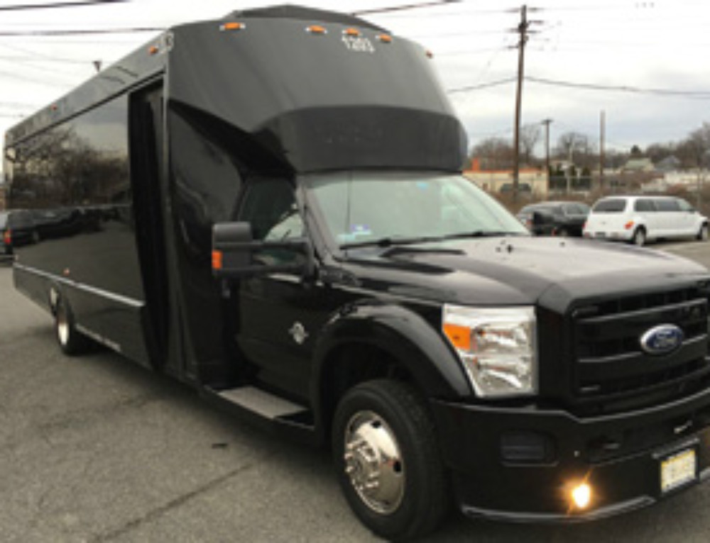 Stretch Navigator Limousines - Vancouver Private SUV Limo Service